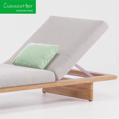 China Outdoor Sun Lounger Resort Leisure Hotel Garden Chair met teakhouten frame en waterdicht kussen Te koop