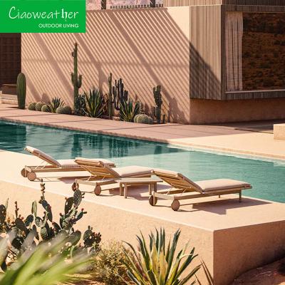 China Moderne wasserdichte Liegestühle aus massivem Teakholz für den Gartenpool des Courtyard Beach Hotel zu verkaufen