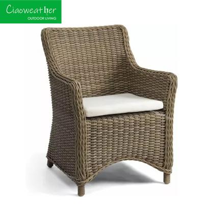 China Moderne buitenmeubelen Patio Rattan fauteuil Wicker Eetstoel met comfortabele kussens Te koop