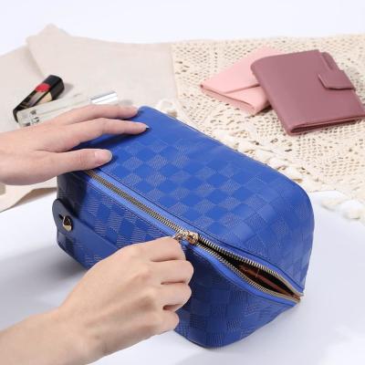 Cina Borsa cosmetica da viaggio portatile a quadri impermeabile con maniglia e divisore in vendita