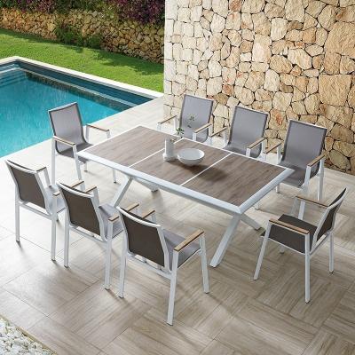 China Tavolo da pranzo per giardino in metallo con tavolo in legno di 3 metri e sedie da salotto sul balcone for sale