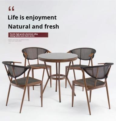 Cina Tavolo da pranzo all'aperto e sedie impilabili Set di design moderno Ristorante Tavolo da caffè in rattan PE in vendita