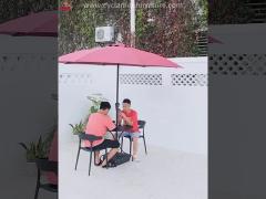 Moderne balkon eetkamer met metalen tafel en stapelbare stoelen voor buitenvrije tijd