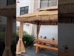 Rieten paviljoen op de binnenplaats