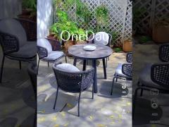 Mobiliário de exterior Luxo PE Cadeiras de vime tecidas e conjunto de mesa para jardim