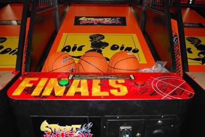 China A máquina de jogo do tiro do basquetebol brilha a versão clara Dunker à venda