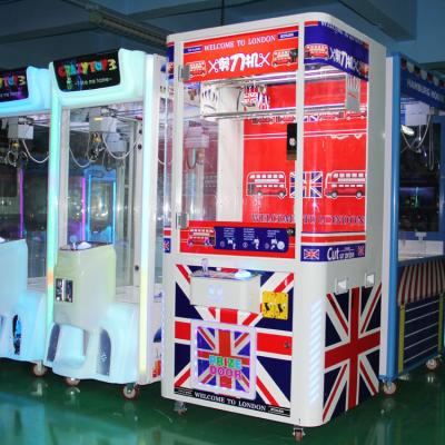 Cina I bambini dell'interno giocano la macchina del gioco di estinzione della gru/la macchina premiata del gioco forbici di taglio in vendita