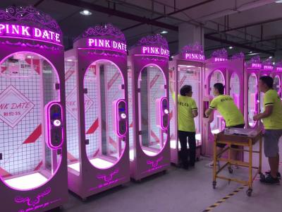 Cina Distributore automatico di lusso del regalo dell'artiglio della gru del cubo con 12 mesi di garanzia in vendita