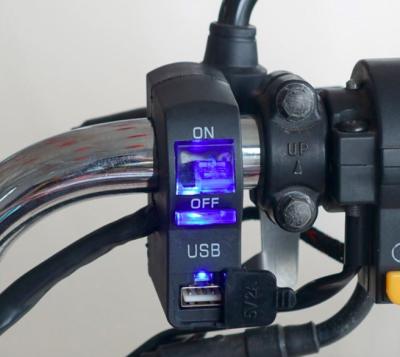 Cina Porto di carico del motociclo del manubrio con il caricatore della lampada 5V 2A USB in vendita