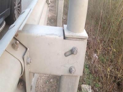 Bloque compensado revestido plástico instalado con el poste cuadrado.