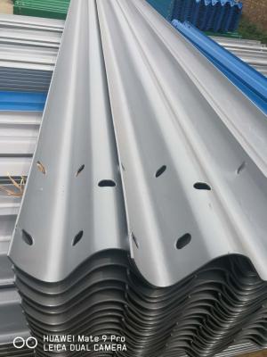 China Thrie-Strahln-Straßenrand-Leitschiene, galvanisiertes Geländer für Verkehrs-Verkehrssicherheits-Gebrauch zu verkaufen