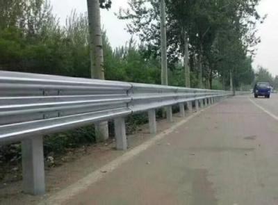 China Thrie-Strahln-Straßenrand-Leitschiene, galvanisiertes Geländer für Verkehrs-Verkehrssicherheits-Gebrauch zu verkaufen