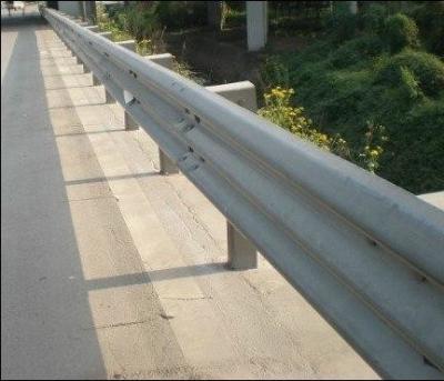 China Thrie-Strahln-Straßenrand-Leitschiene, galvanisiertes Geländer für Verkehrs-Verkehrssicherheits-Gebrauch zu verkaufen