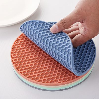 China Round Honeycomb Silicone Placemat, Heat Resistant Non-Slip Waterproof Table Mat, Reusable Food Grade Silicone Table Pad for Kitchen Dining Table for sale
