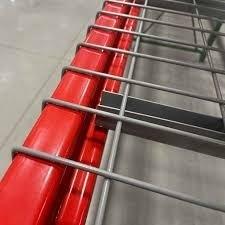 Cina Acciaio laminato a freddo Custom OEM Pro Gulf Shelf Steel Wire Mesh Decking per pallet Racking in vendita