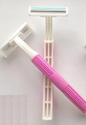 China Maquinilla de afeitar gemela de la cuchilla de la manija de goma en venta