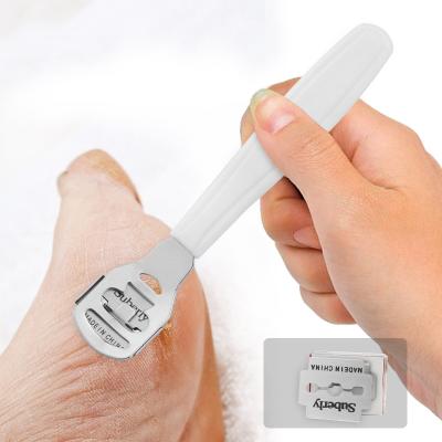 China La máquina de afeitar profesional del callo de la pedicura fija ficheros del pie que el equipo incluye las cabezas del fichero del pie y 10 cuchillas del reemplazo en venta