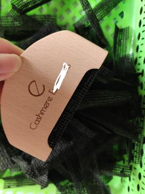 China Wood Cashmere Comb for De-Pilling Sweaters & Clothing – Removes Pills, Fuzz and Lint from Garments for sale