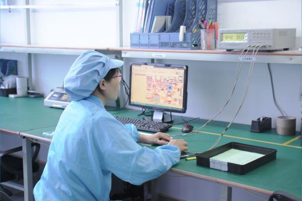 Alomvattende diensten voor productie-testsystemen met nauwkeurig gegevensbeheer