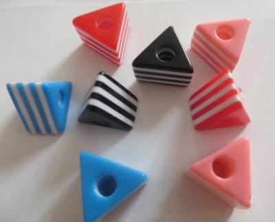 China grânulos coloridos acrílicos do triângulo à venda