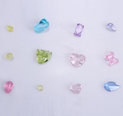 China grânulos diferentes acrílicos bonitos dos acessórios da forma DIY à venda