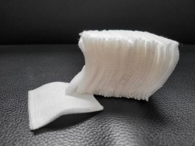 中国 苛立ちの医学の綿のガーゼは白く使い捨て可能な傷つけられたパッド10cm *10cmを拭かない 販売のため