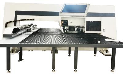 China CNC Ponsenmachine met het Voeden van Lijst voor koolstofstaalplaat en de plaatponsen van de aluminiumlegering Te koop