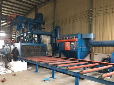 China Máquina de sopro do tiro do transporte de rolo da limpeza da poeira com sistema de reciclagem abrasivo à venda