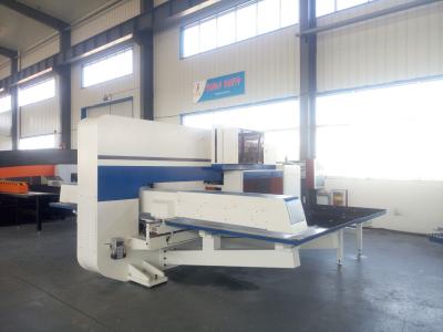 Cina Il riposizionamento della punzonatrice di CNC con Amada foggia la torretta che perfora il controllo di Fanuc in vendita