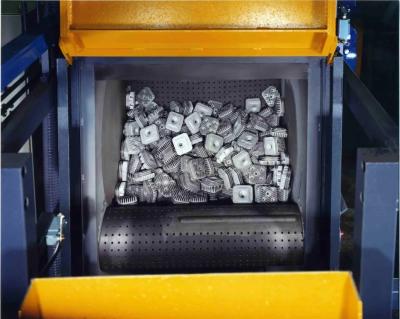 Cina Il tipo seguito cinghia macchina di caduta Q32 di granigliatura per la piccola ruggine di pulizia di Wokrpieces rimuove in vendita