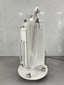 Cina 1 anno 808nm lunghezza d'onda 50*40*100cm Diode Laser depilazione macchina in vendita