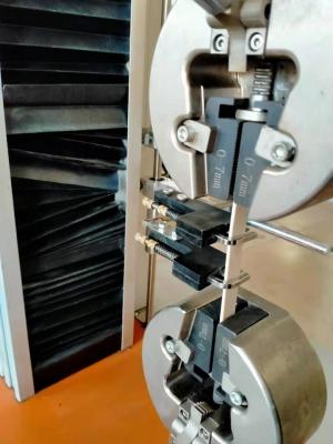 中国 50kn倍のコラムの普遍的な抗張試験機はコンピュータ化した 販売のため