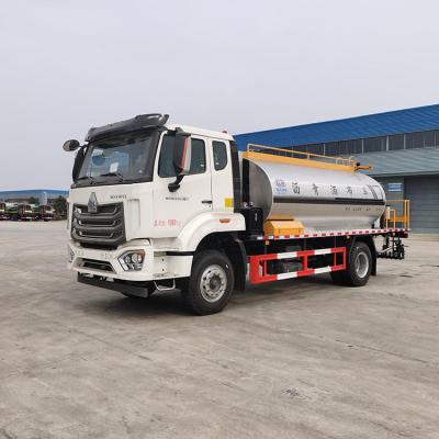 China Heavy Duty Asphalt Distribution Truck With Large Storage Capacity / Advanced Temperature Regulation for sale