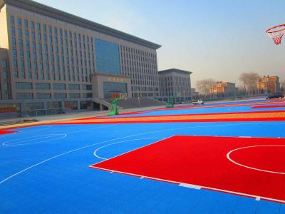 Cina anti slittamento pp di 400*400*18mm che collega le stuoie di collegamento di plastica smontabili del pavimento delle piastrelle per pavimento del garage in vendita