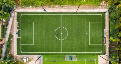 中国 紫外線抵抗の人工的な草は遊び学校の合成物質の屋外のサッカー競技場に床を張る 販売のため