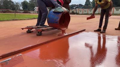 Cina Pista di gomma di plastica sintetica elastica della pista atletica del sistema del cappotto dello spruzzo in vendita