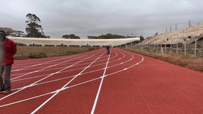 Cina Pista sintetica pareggiante multicolore di sport di Eco di anti slittamento materiale della pista in vendita