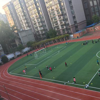 Cina Impermeabilizzi la gomma di sintetico di 13mm che pavimenta il verde blu rosso della pista corrente all'aperto in vendita