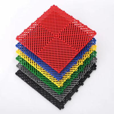 Cina Pavimento blu di collegamento di plastica sospeso del campo da badminton della pavimentazione pp in vendita
