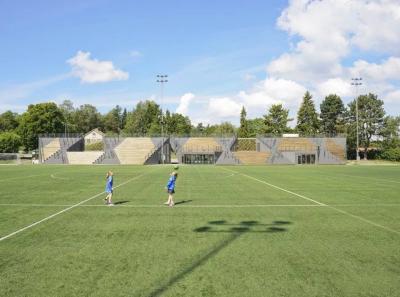 China campo de futebol 50mm exterior da grama do relvado dos esportes do gramado de 40mm sintético à venda