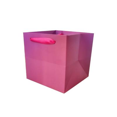 Cina Borsa su ordinazione di compera riciclabile di lusso del regalo di carta kraft di porpora del mestiere di colore dell'abbigliamento di personalizzazione in vendita