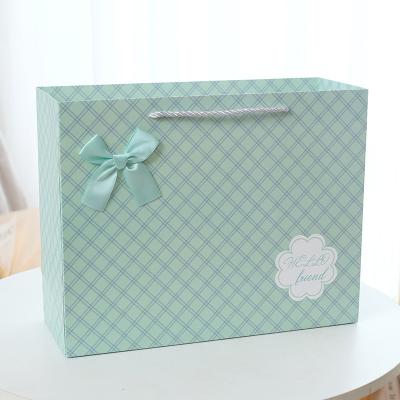 Cina I cosmetici che i sacchi di carta di lusso di acquisto del regalo con il bottone stampano la stampa su ordinazione della stampa del contenitore di carta del cartone di modo accettano in vendita