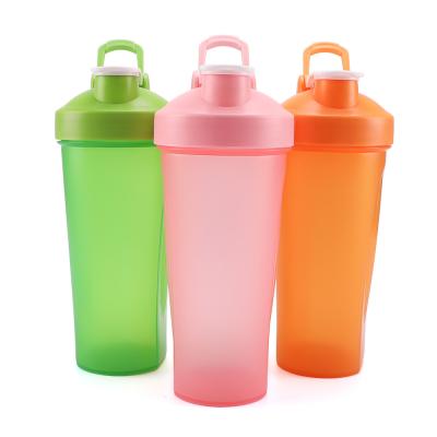 Cina 600 ml 800 ml Fitness Bottle Bottle Classic Loop Top Shaker Bottiglia d'acqua di plastica in vendita