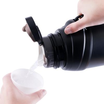 Cina 2000ML/2500ML Tazza da viaggio a vuoto Grande capacità Salute sicura Conveniente con maniglia in vendita