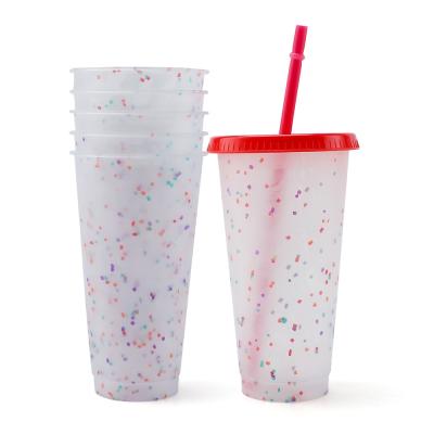 Cina 2020 Amazon Hot Sale Cambiamento colore Tazze d'acqua fredda Tazzine di caffè di plastica con paglia in vendita
