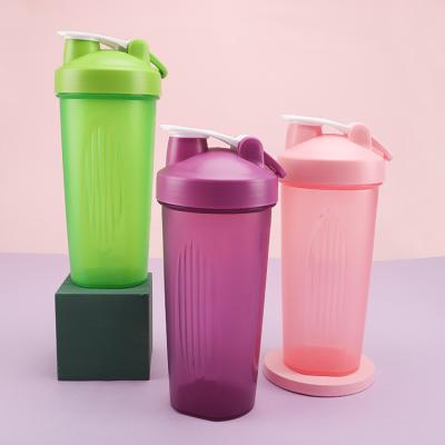 中国 600ML 清潔で持ち運びが簡単 ハンドル付き 高品質のプラスチックスポーツ用水杯 販売のため