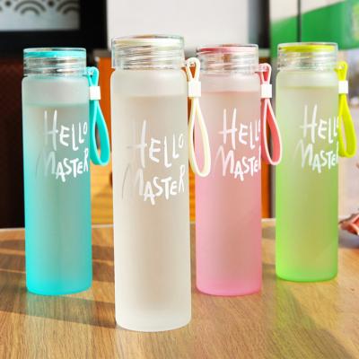 Cina Disegnatore personalizzato Bottiglie d'acqua in vetro colorate Portabile Gradiente Libero BPA Borosilicato congelato Bottiglia d'acqua in vetro in vendita