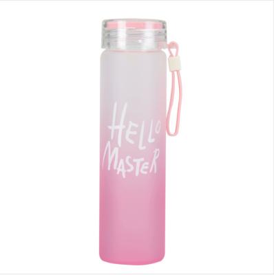 Cina Disegnatore personalizzato Bottiglie d'acqua in vetro colorate Portabile Gradiente Libero BPA Borosilicato congelato Bottiglia d'acqua in vetro in vendita