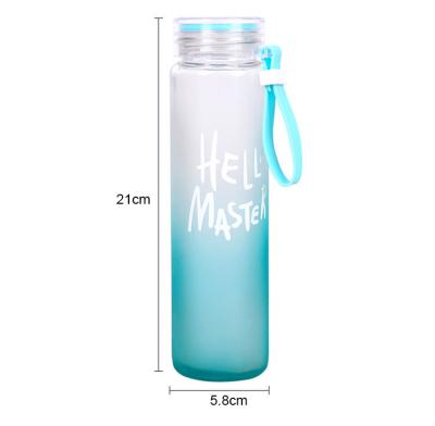Cina Disegnatore personalizzato Bottiglie d'acqua in vetro colorate Portabile Gradiente Libero BPA Borosilicato congelato Bottiglia d'acqua in vetro in vendita