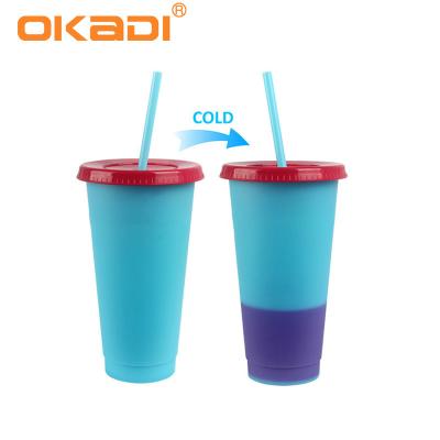 Cina Caffetti da caffè estivi Tazze che cambiano colore Tazze fredde da 24 oz 5 Tazze riutilizzabili Copri e cannucce Set di 5 in vendita